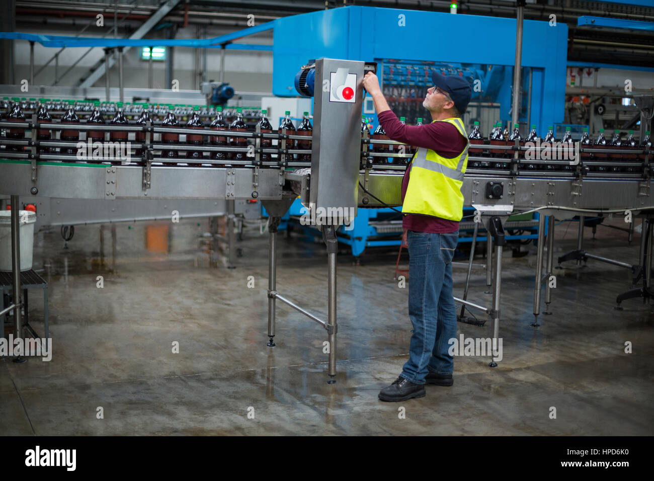 Factory worker operating machine hi-res stock photography and images ...