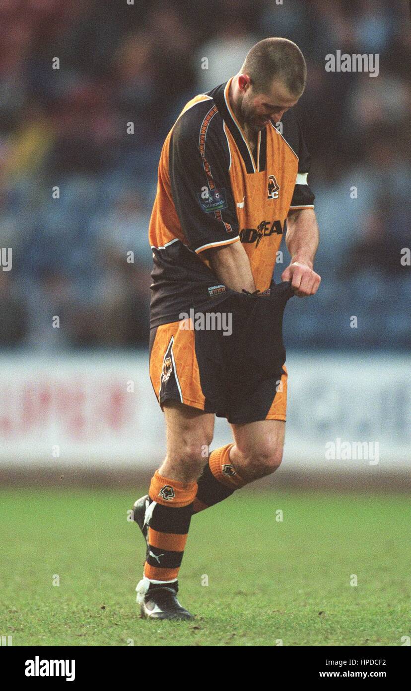 STEVE BULL LOOKS FOR SOMETHING WOLVERHAMPTON WANDERERS FC 11 February ...