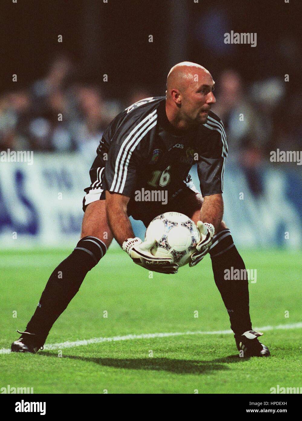 Fabien barthez 1997 hi-res stock photography and images - Alamy