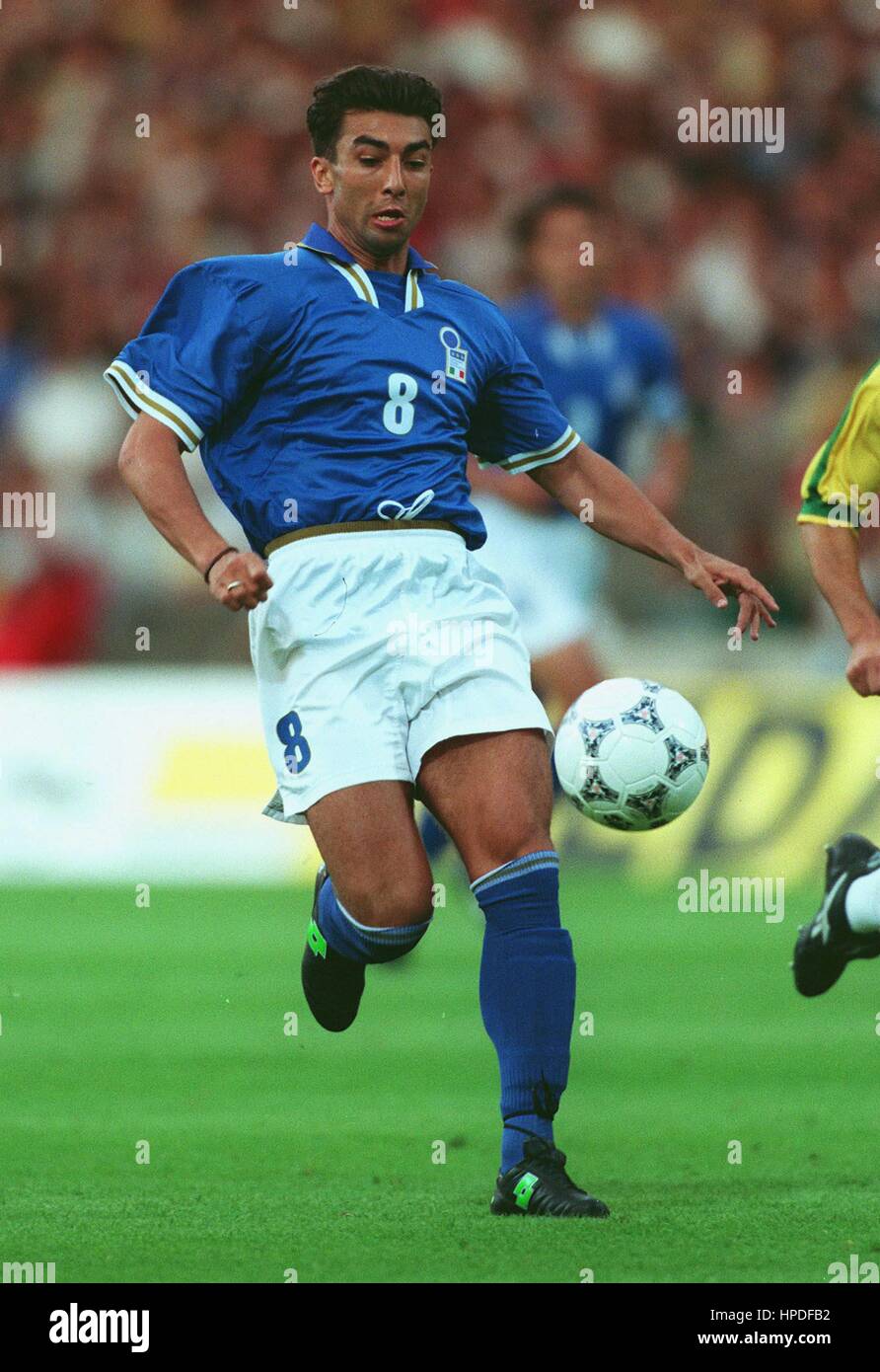 ROBERTO DI MATTEO ITALY & CHELSEA FC 18 June 1997 Stock Photo - Alamy