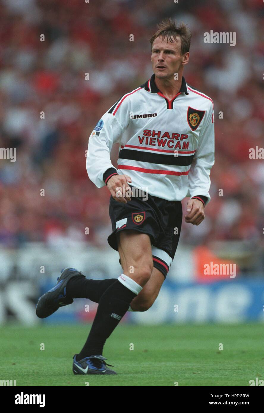 TEDDY SHERINGHAM MANCHESTER UNITED FC 04 August 1997 Stock Photo - Alamy