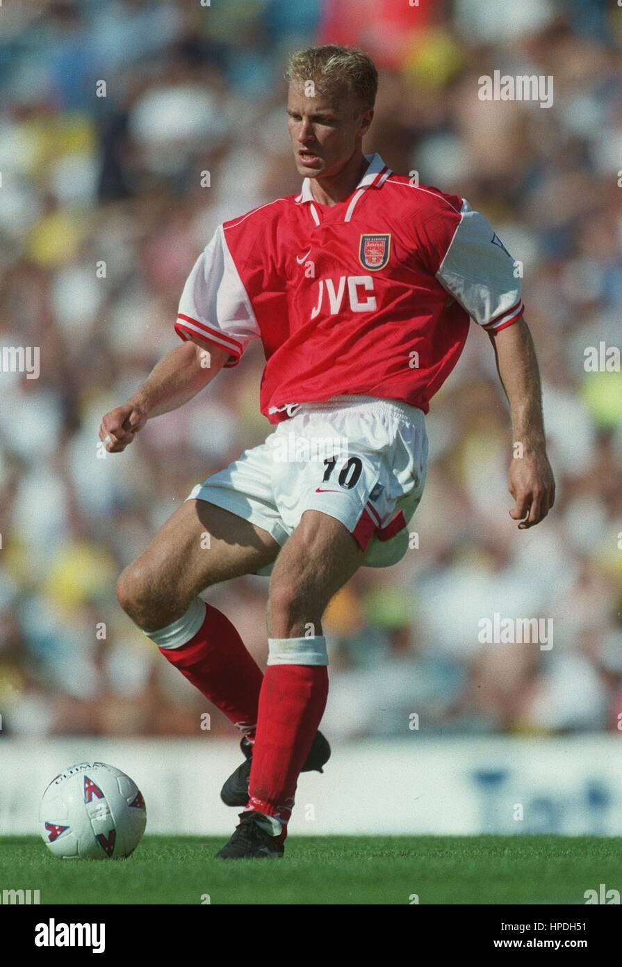 DENNIS BERGKAMP ARSENAL FC 11 August 1997 Stock Photo - Alamy