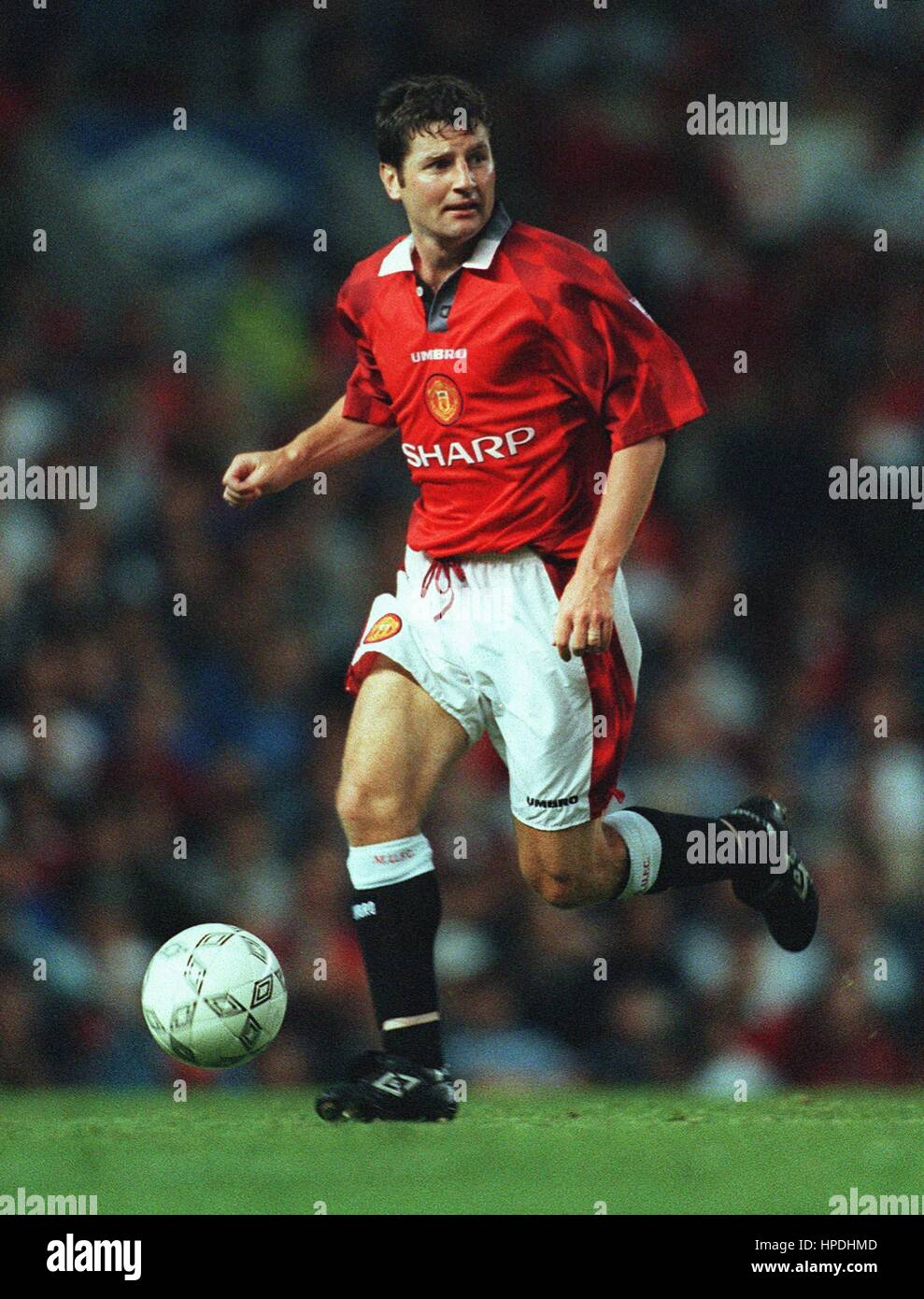 DENIS IRWIN MANCHESTER UNITED FC 14 August 1997 Stock Photo - Alamy