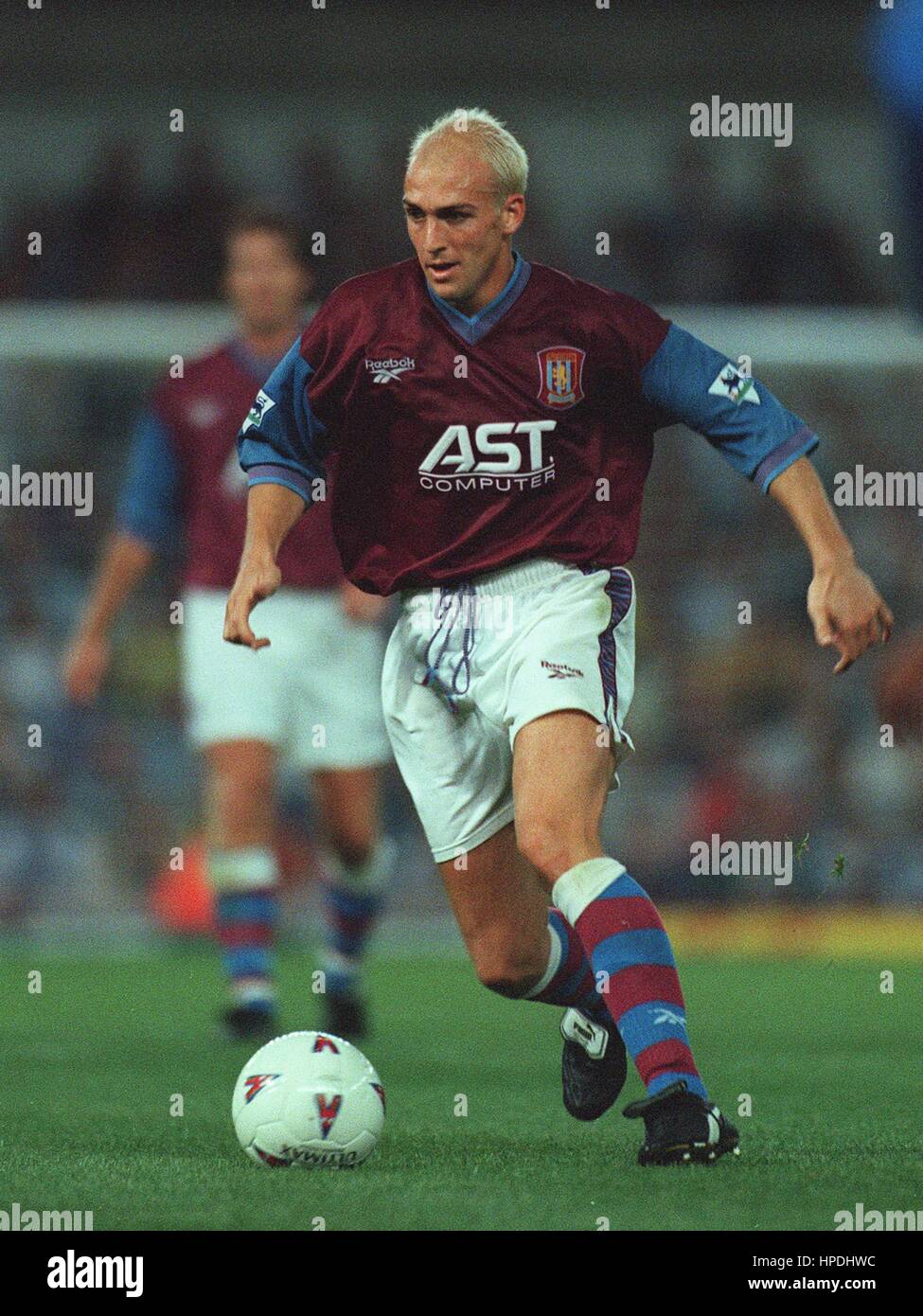 MARK DRAPER ASTON VILLA FC 18 August 1997 Stock Photo - Alamy