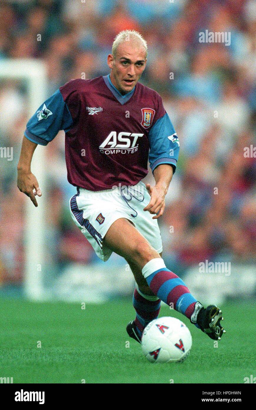 MARK DRAPER ASTON VILLA FC 18 August 1997 Stock Photo - Alamy