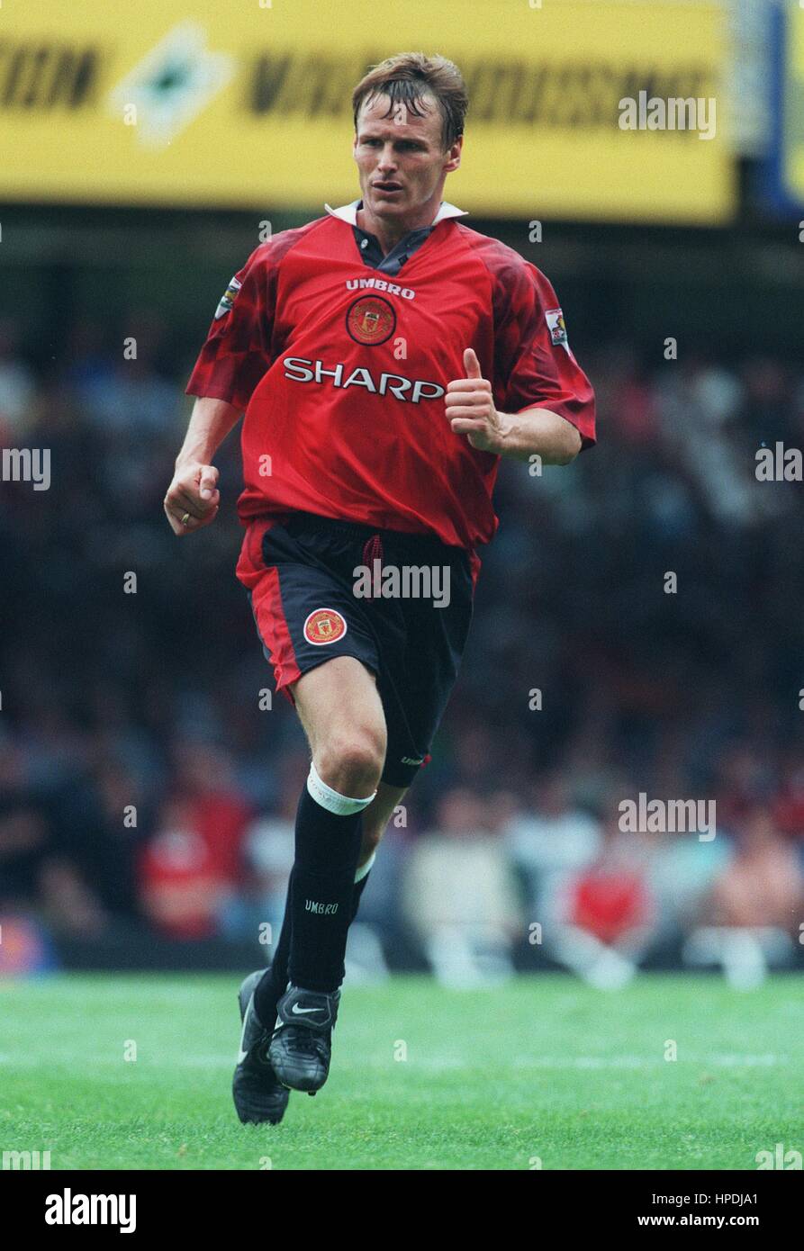 TEDDY SHERINGHAM MANCHESTER UNITED FC 23 August 1997 Stock Photo - Alamy