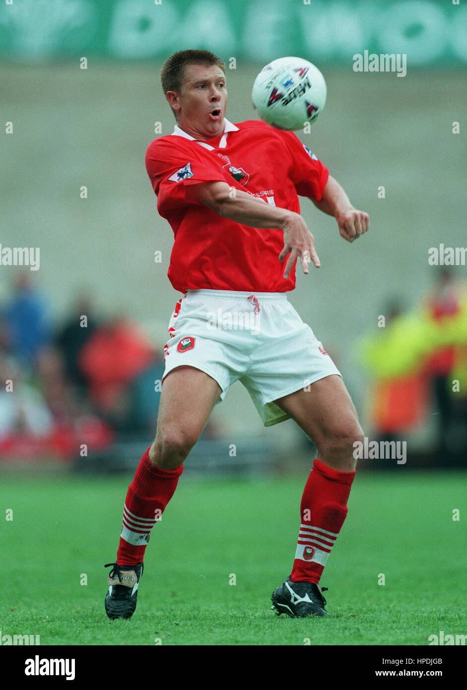 ERIC TINKLER BARNSLEY FC 24 August 1997 Stock Photo - Alamy