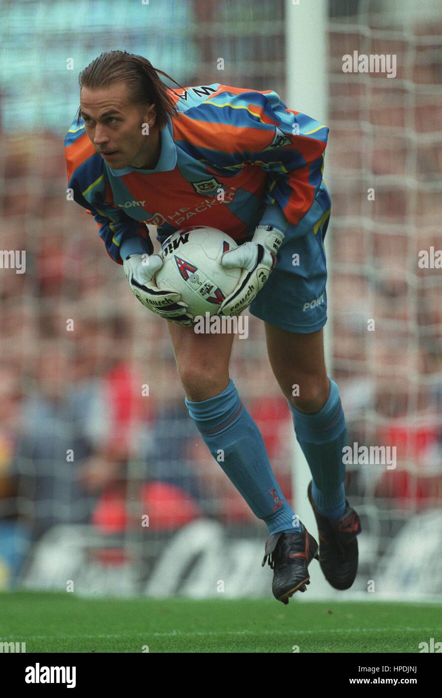 IAN WALKER TOTTENHAM HOTSPUR FC 01 September 1997 Stock Photo - Alamy