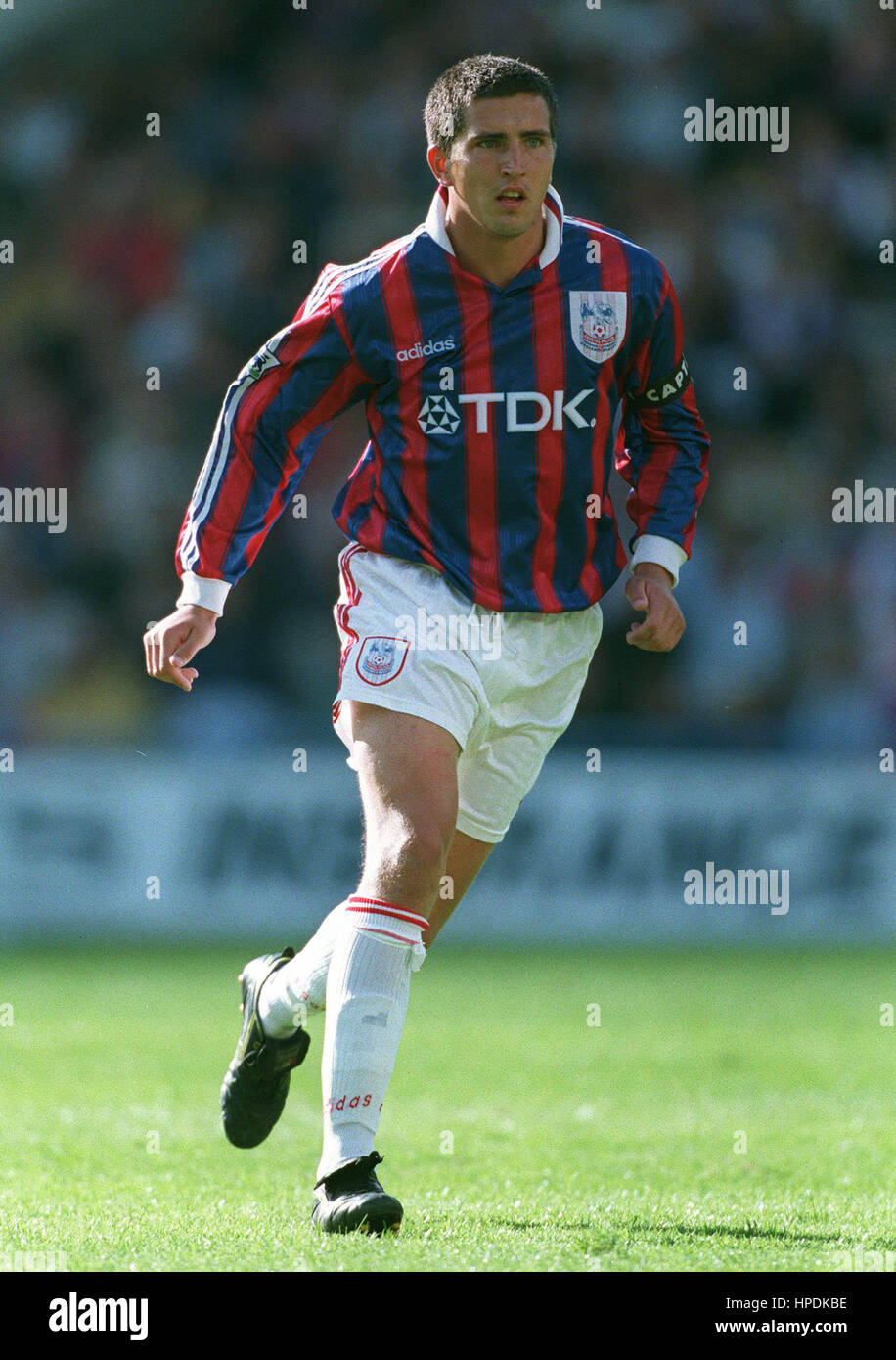 ANDY ROBERTS CRYSTAL PALACE FC 16 September 1997 Stock Photo - Alamy