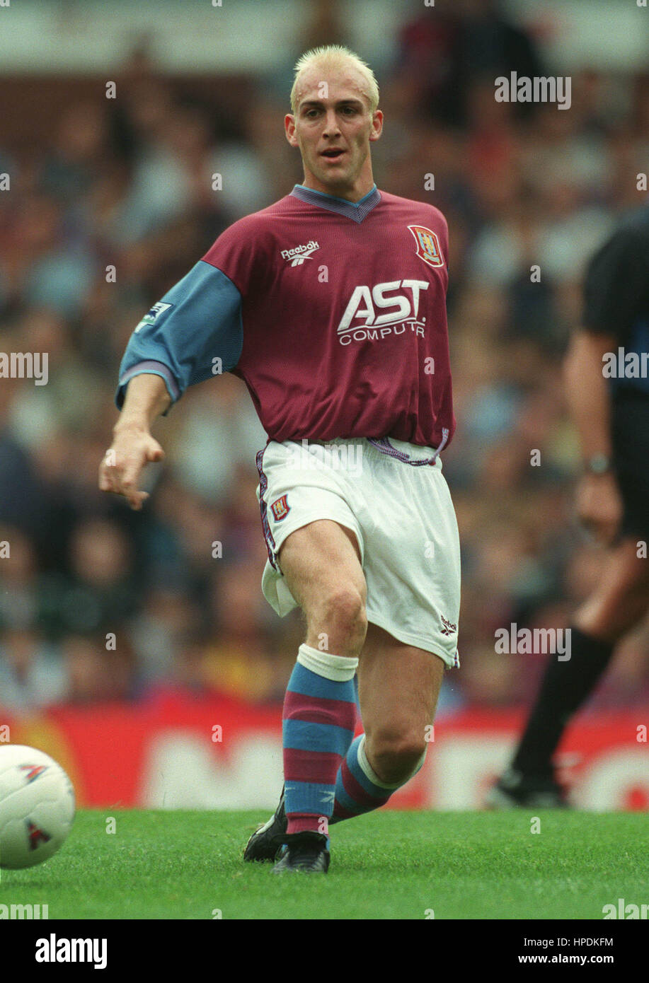 MARK DRAPER ASTON VILLA FC 23 September 1997 Stock Photo - Alamy