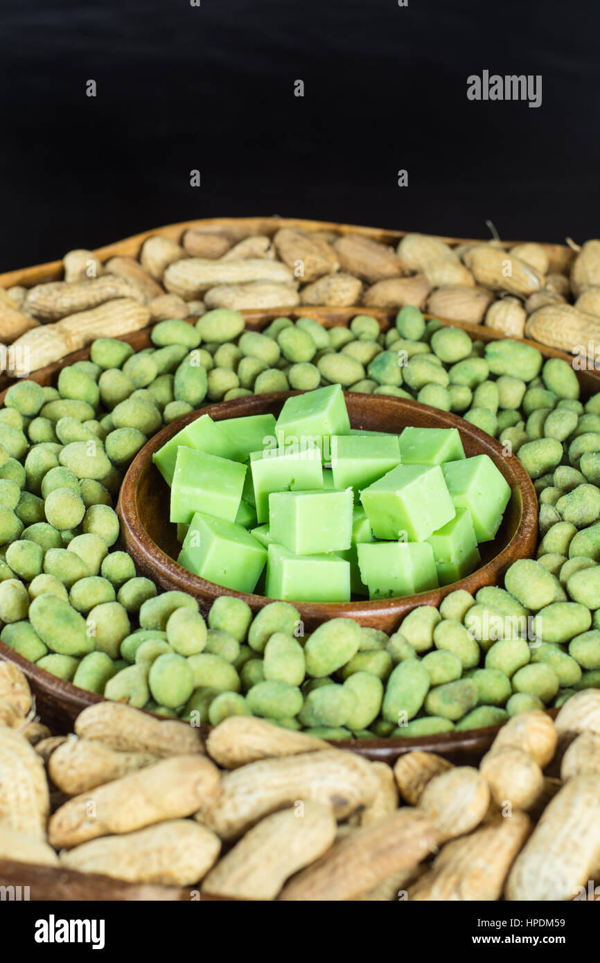 Big party green wasabi peanuts, unshelled peanuts and wasabi cheese mix ...
