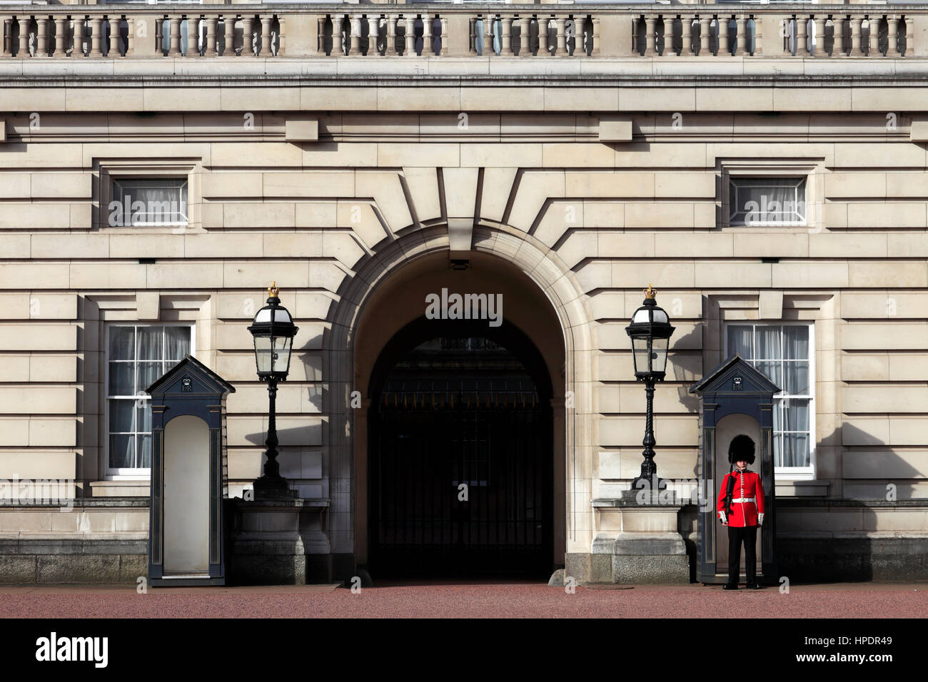 Guard outside Buckingham Palace, St James, London, England, UK Stock ...