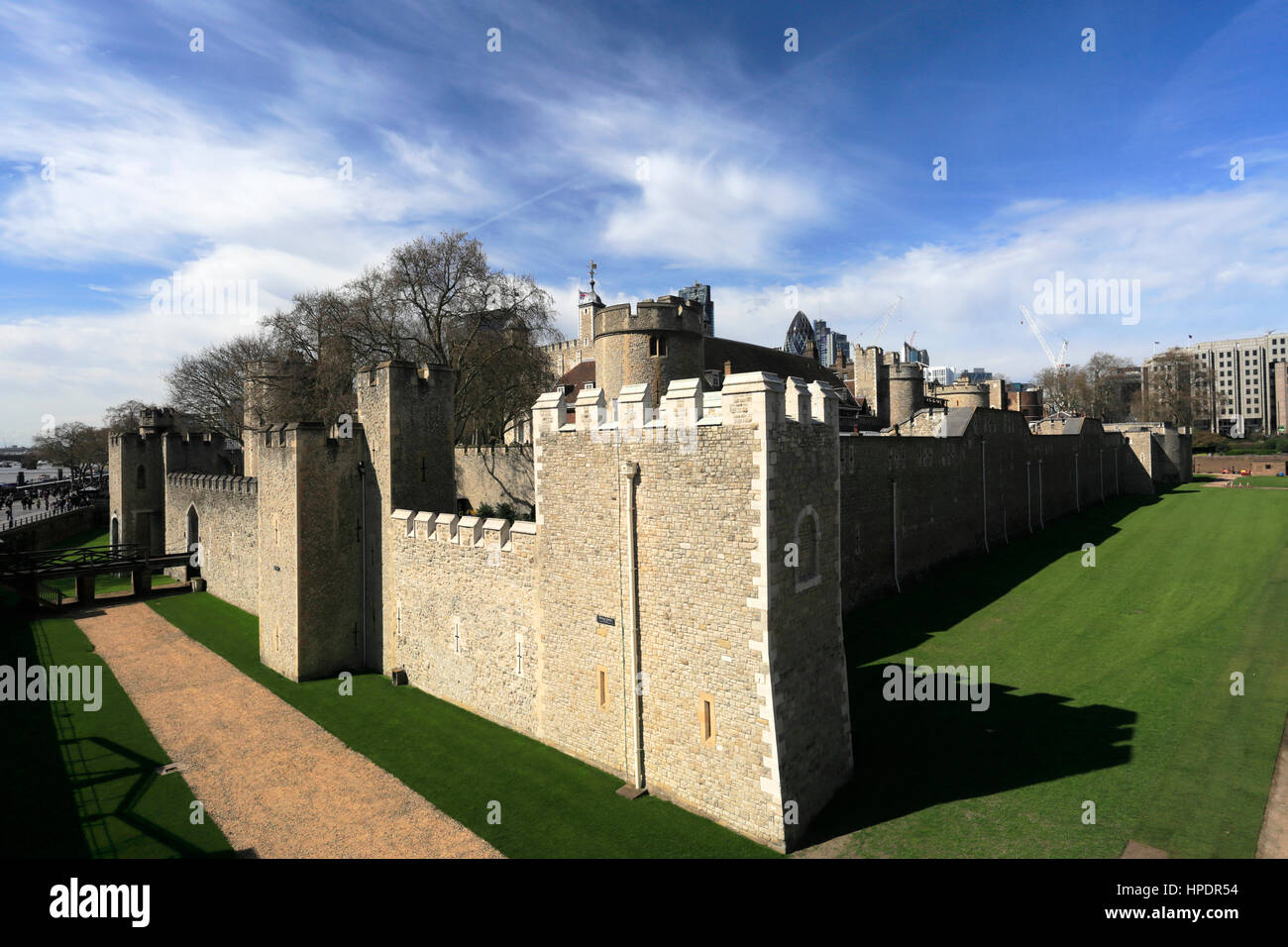 The walls and grounds of the Tower of London, North Bank river Thames ...