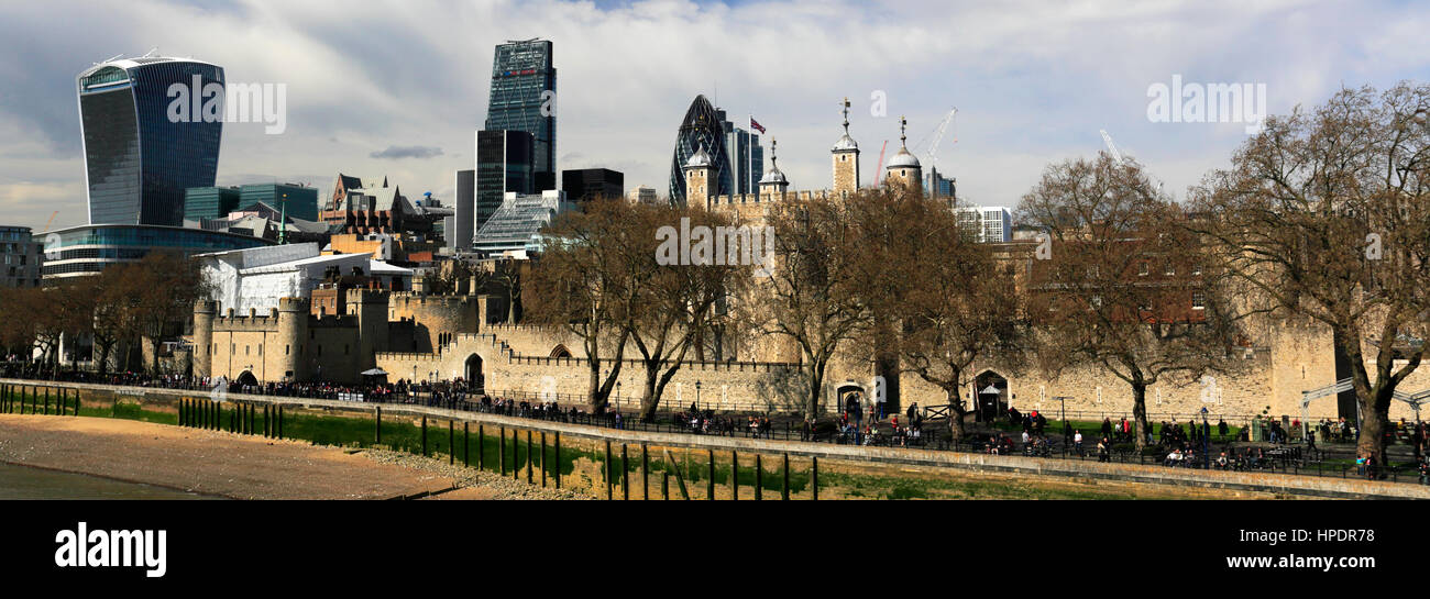 The walls and grounds of the Tower of London, North Bank river Thames ...