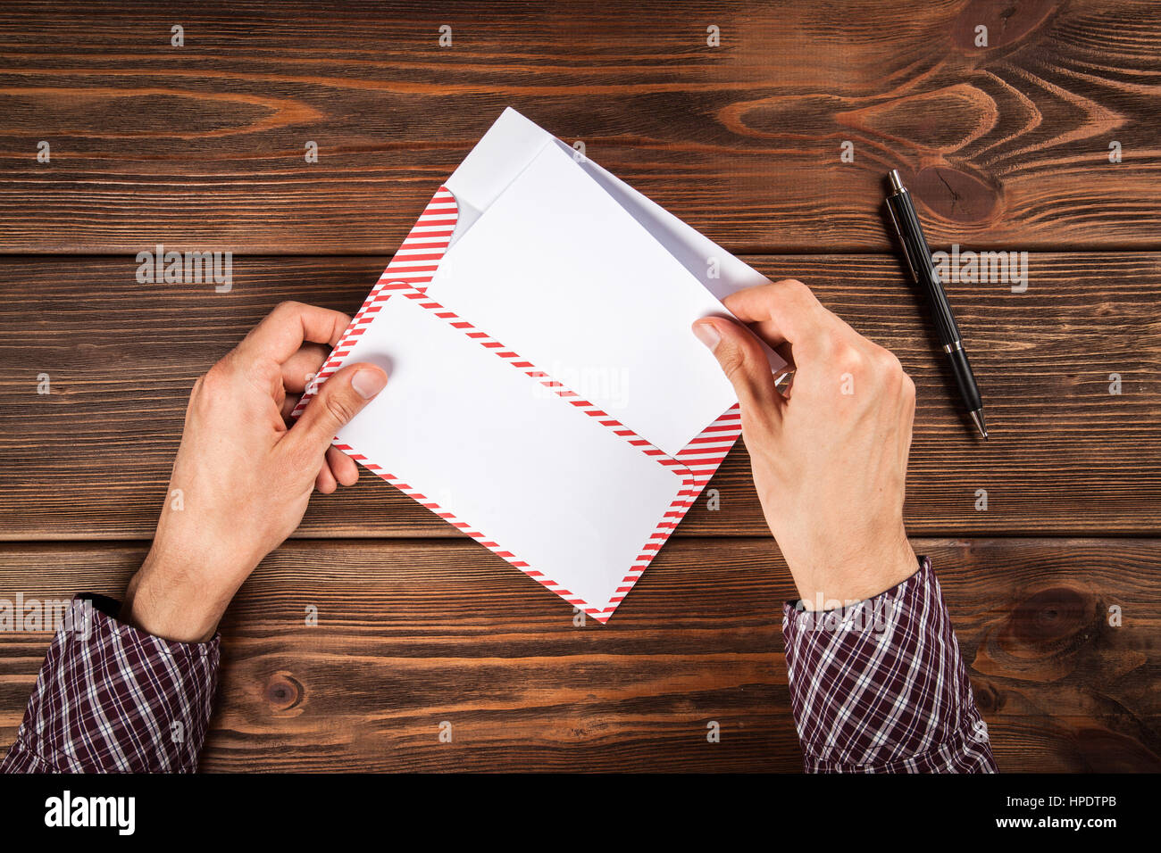 Man's hands holding an envelope Stock Photo - Alamy