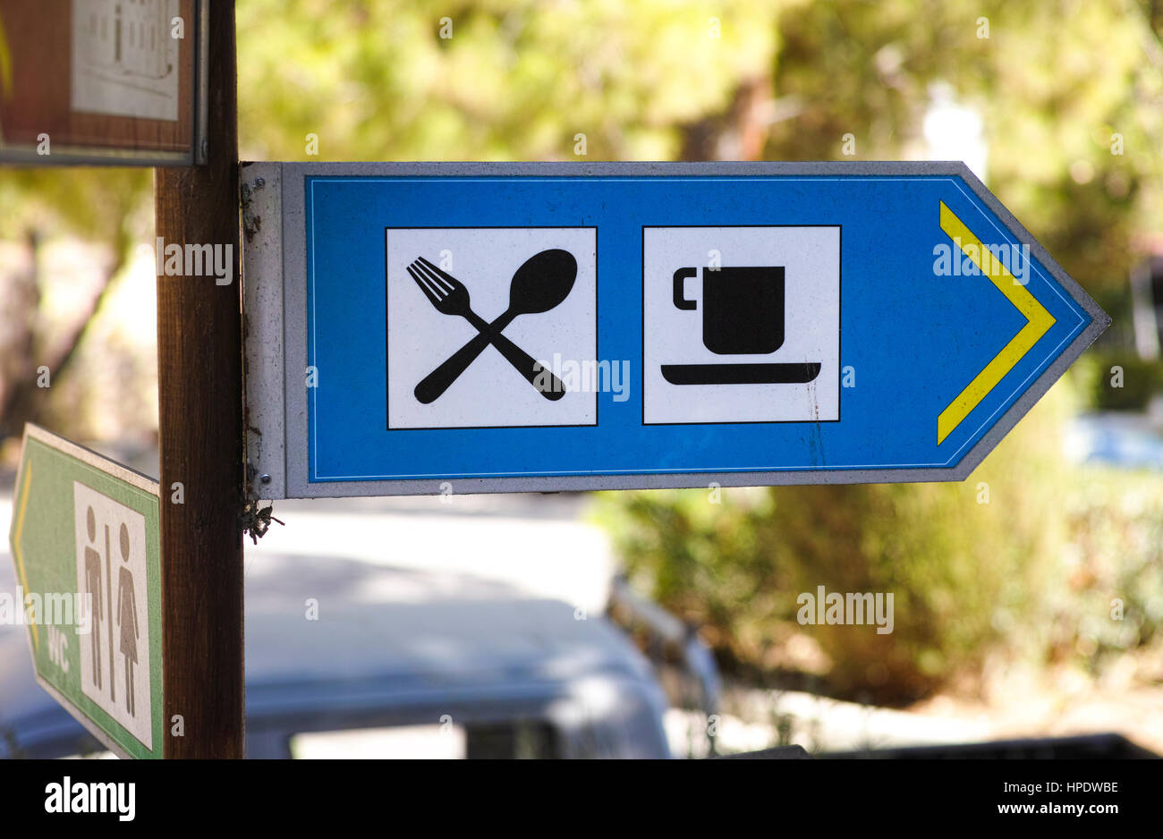 Road sign for restaurant in park Stock Photo - Alamy