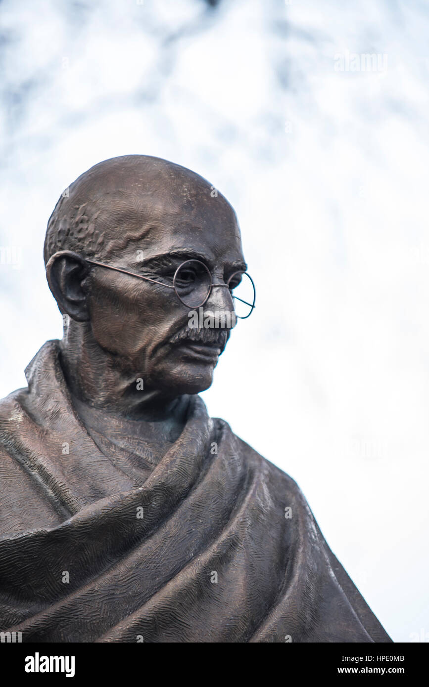 Mahatma gandhi bronze statue hi-res stock photography and images - Alamy
