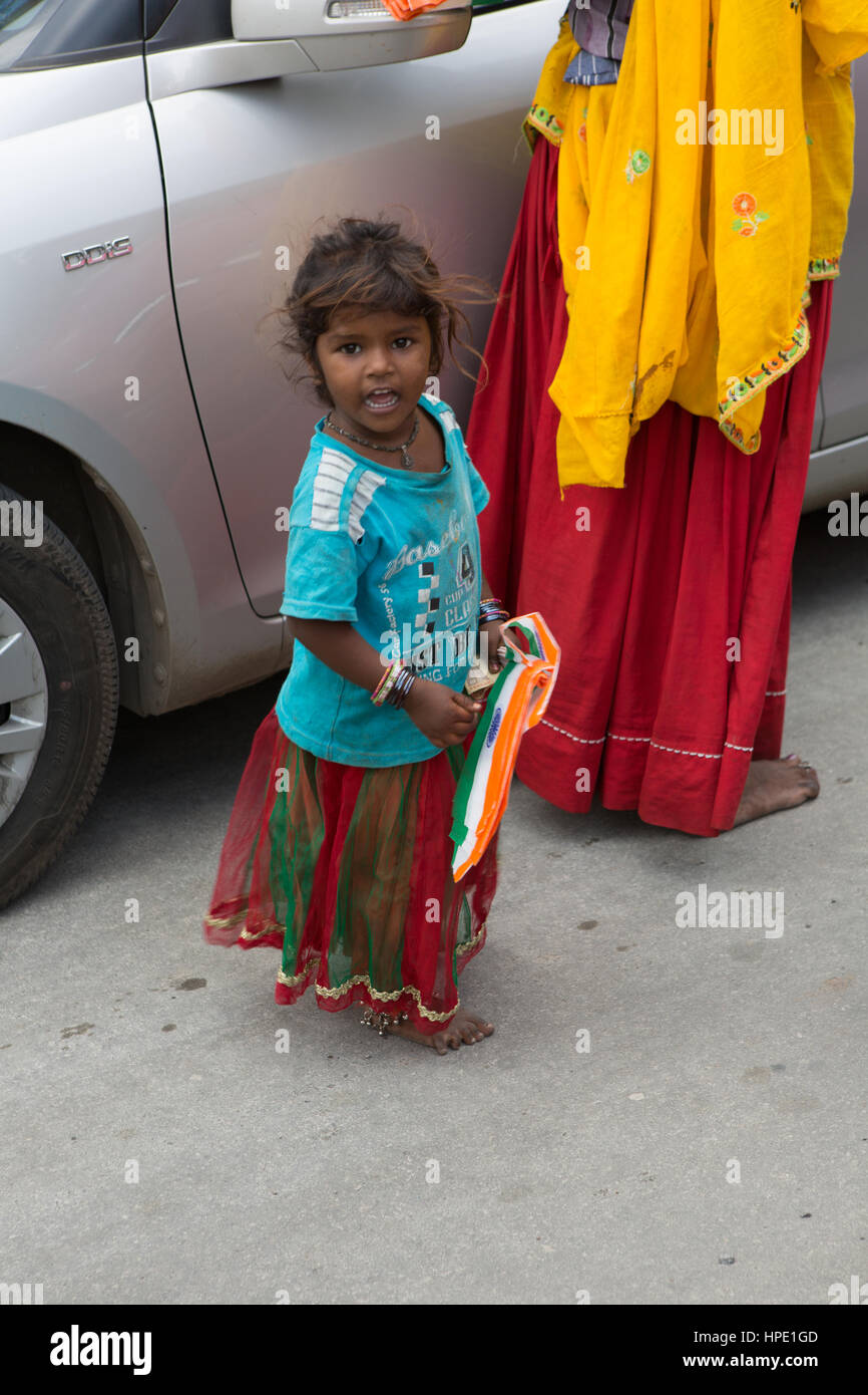 Poor indian girl child selling India flags at a traffic stop Stock ...
