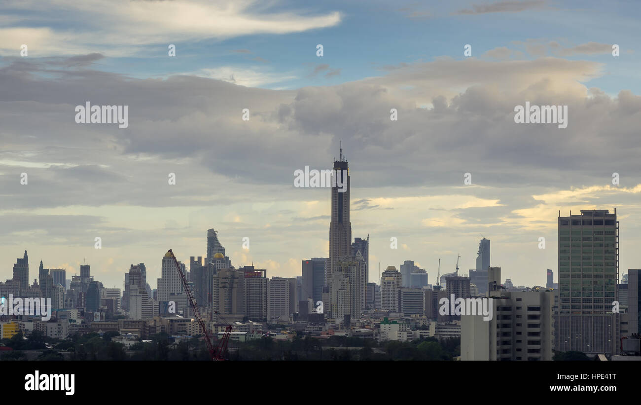 Beautiful Bangkok cityscape in evening, Baiyoke tower II the tallest ...
