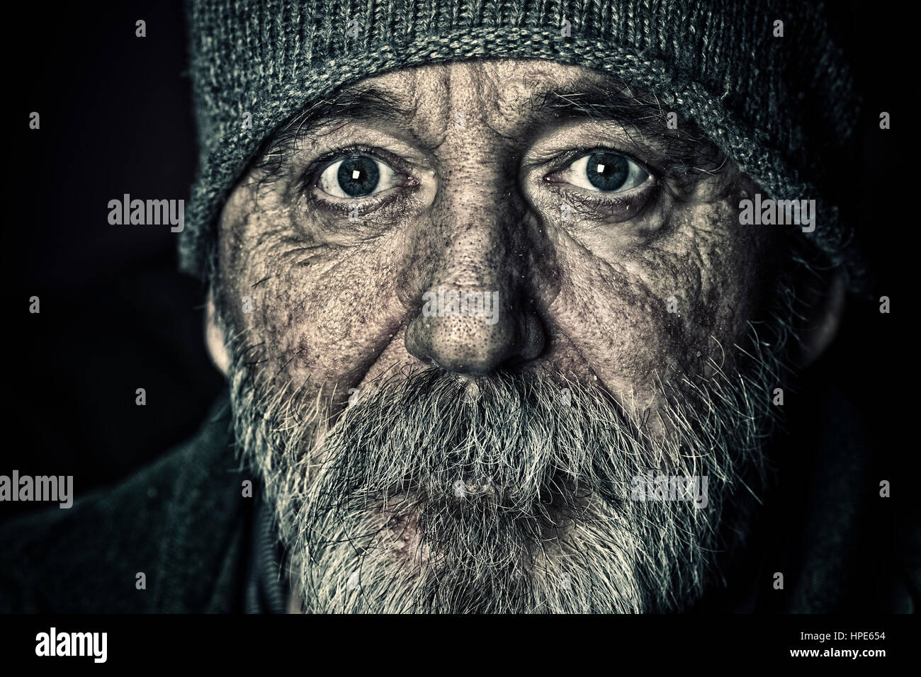 Portrait homeless elder man hi-res stock photography and images - Alamy