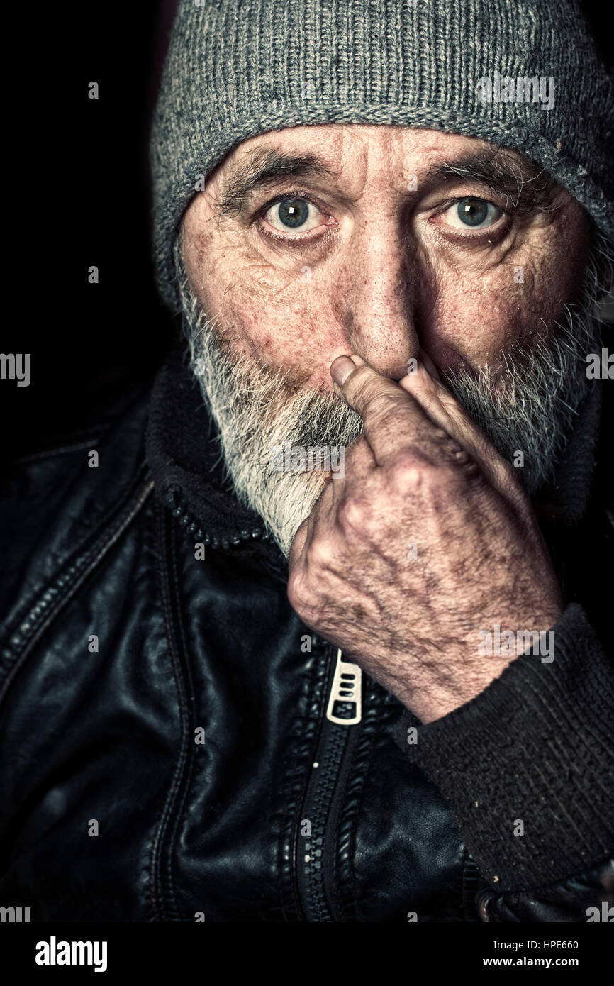 Homeless senior man portrait Stock Photo - Alamy