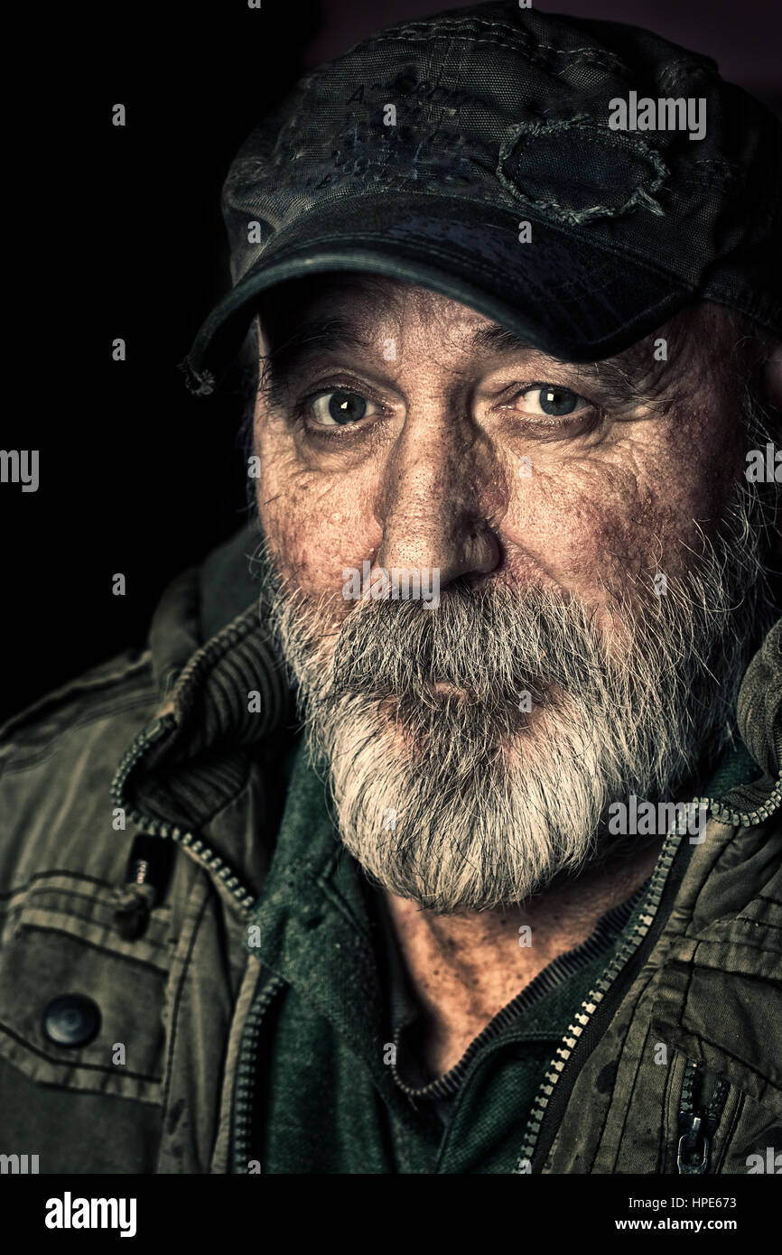 Senior man portrait homeless hi-res stock photography and images - Alamy