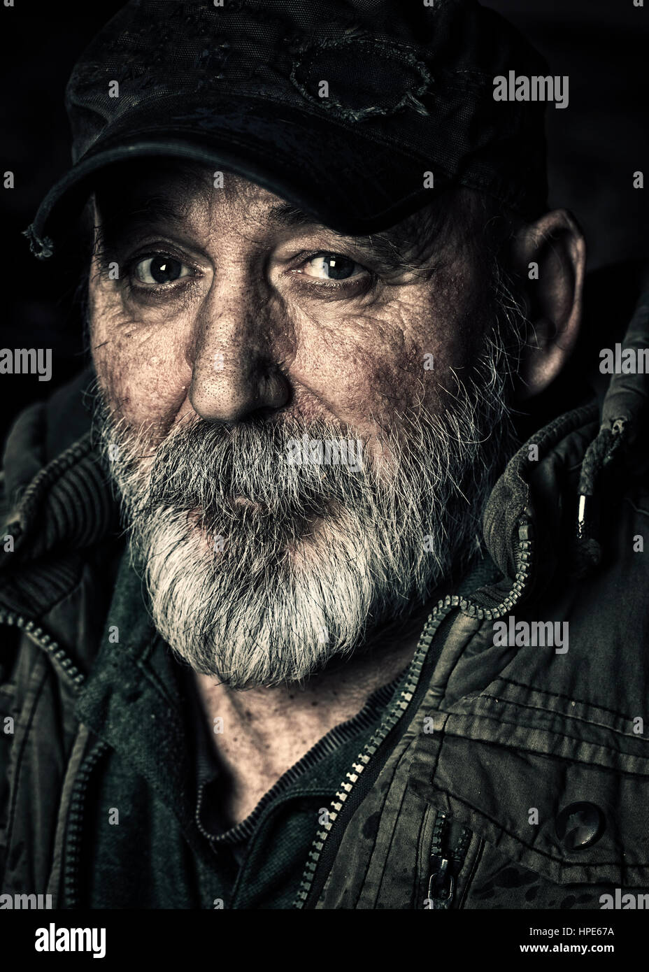 Homeless senior adult hi-res stock photography and images - Alamy