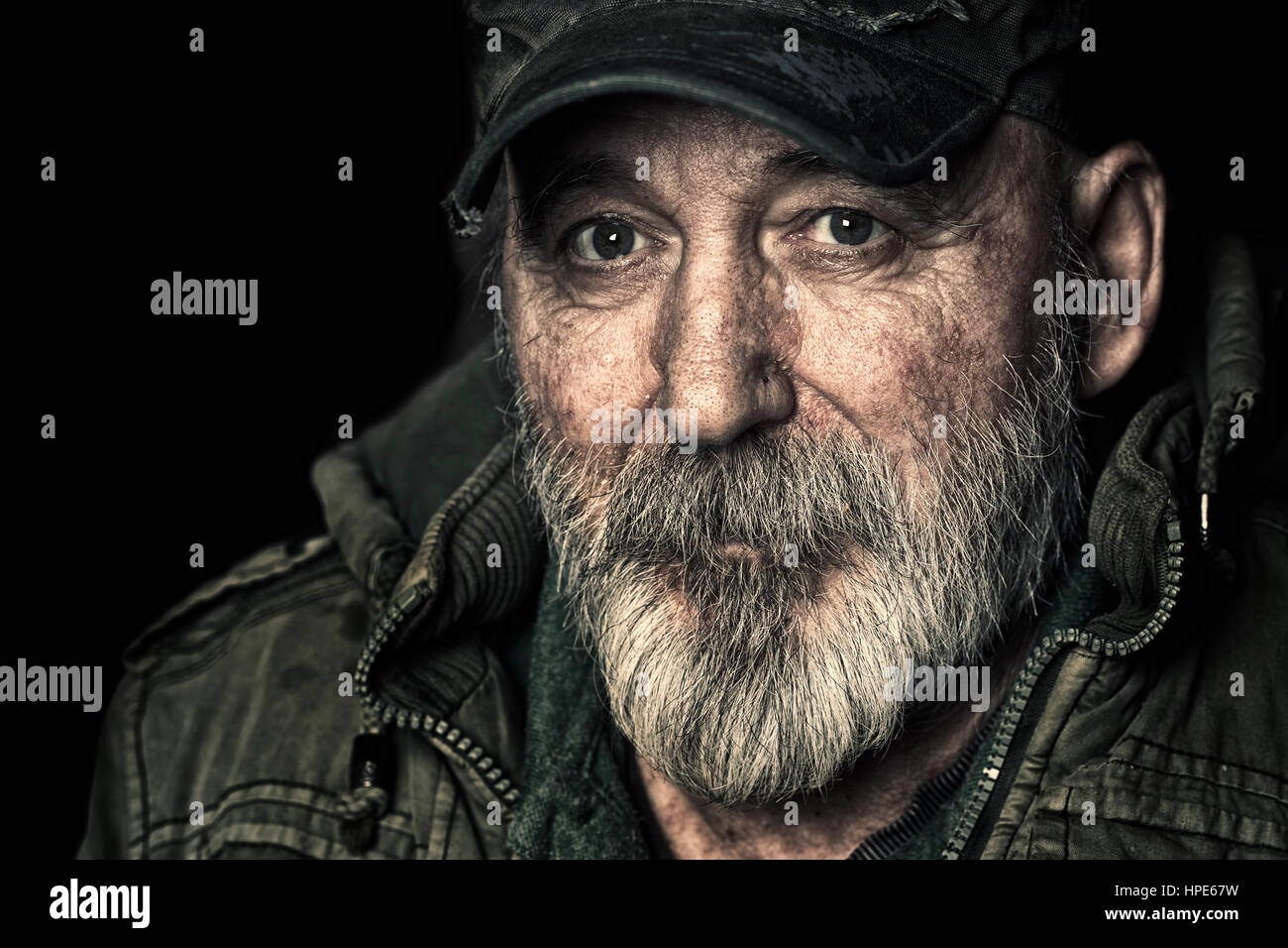 Homeless senior hi-res stock photography and images - Alamy