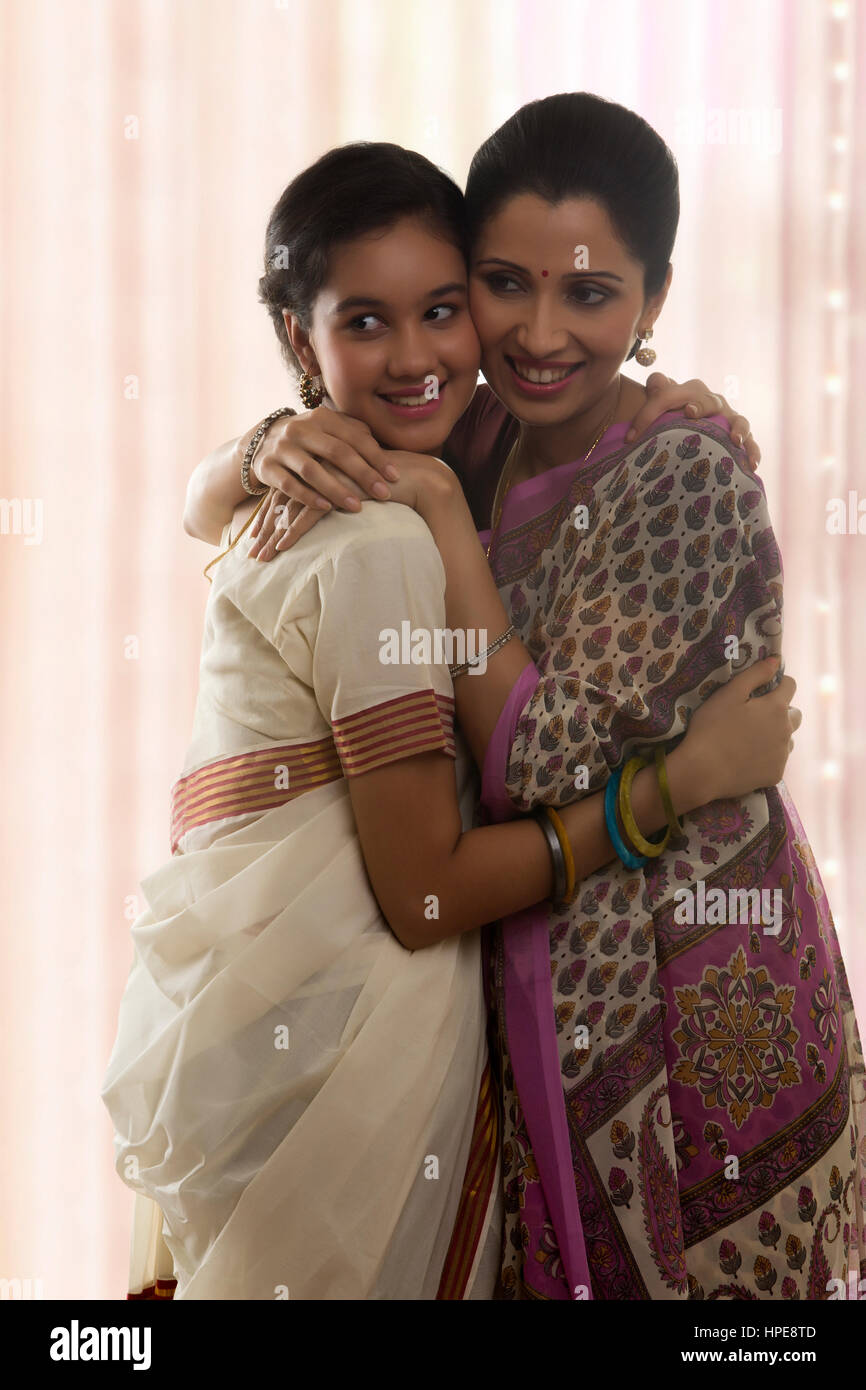 Mother teenage daughter hugging hi-res stock photography and images - Alamy