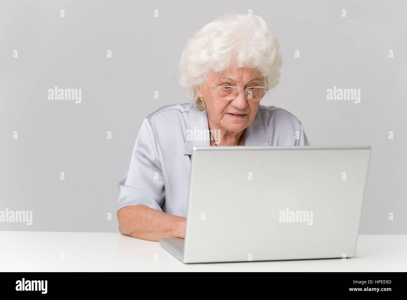 Model released , Seniorin mit Laptop - older woman using laptop Stock ...