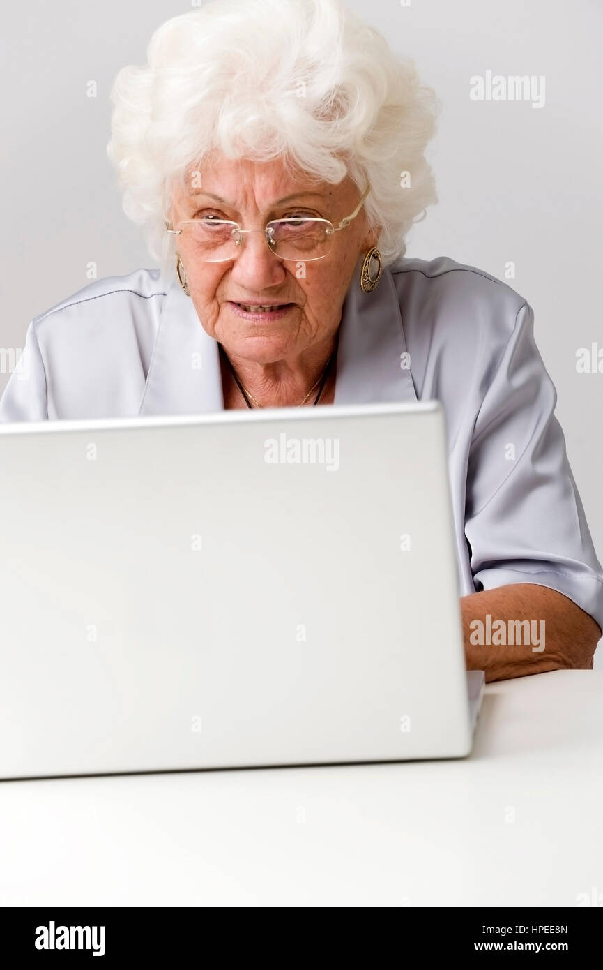 Model released , Seniorin mit Laptop - older woman using laptop Stock ...