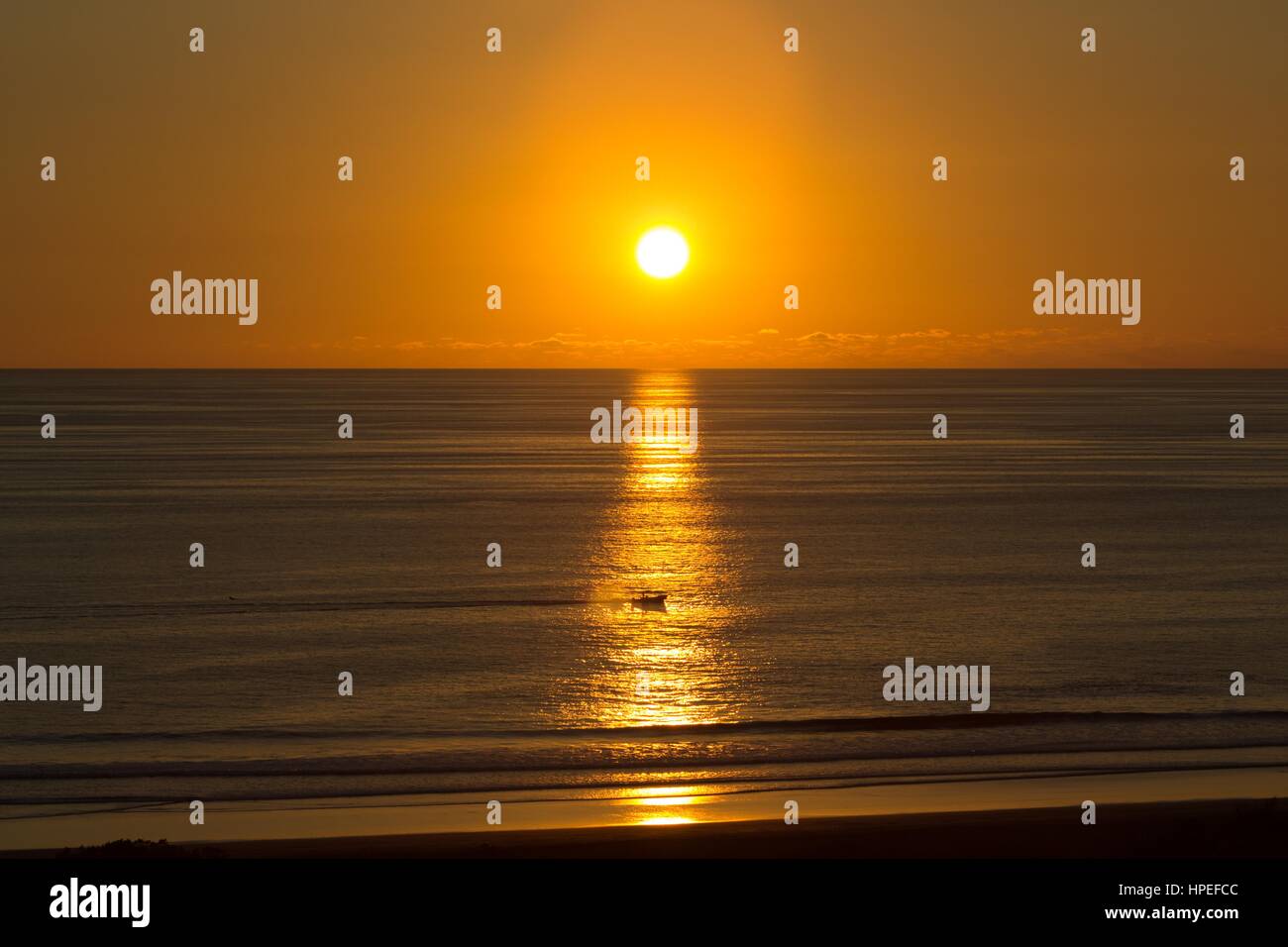 Setting sun cast a golden glow hi-res stock photography and images - Alamy