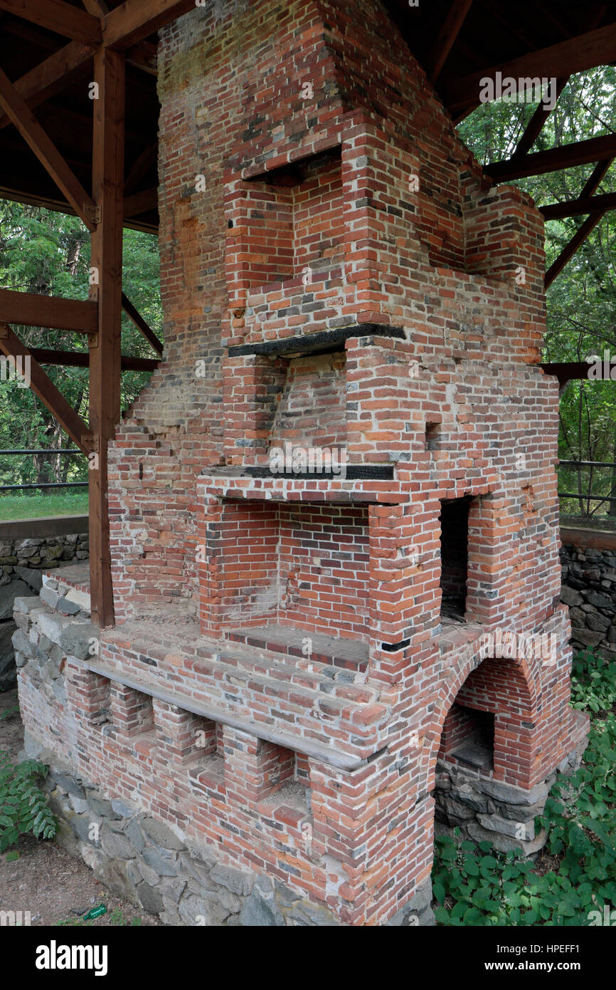 Ruin ruins fireplace hi-res stock photography and images - Alamy