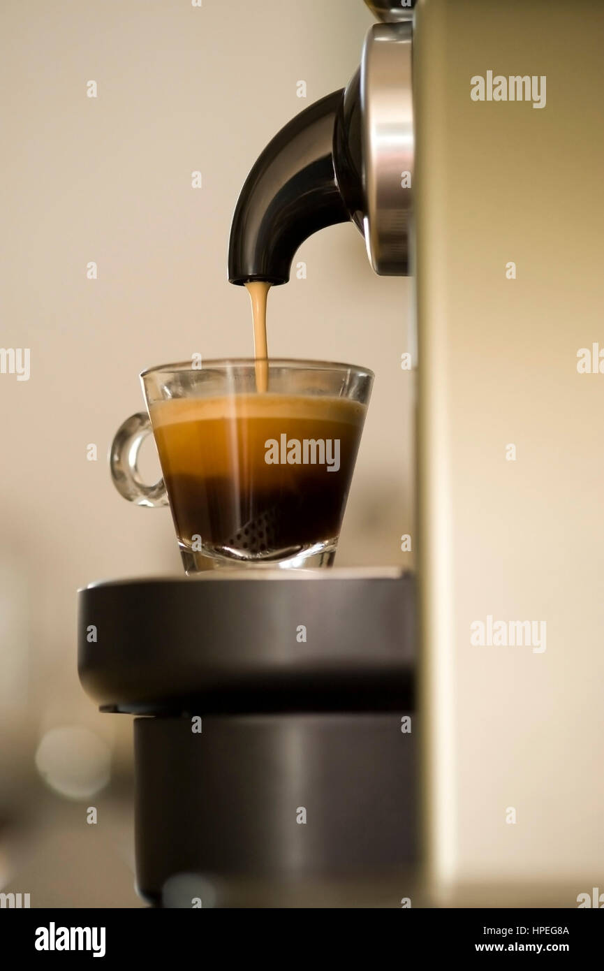 Kaffeetasse steht auf Kaffeemaschine - coffee cup on coffee machine ...