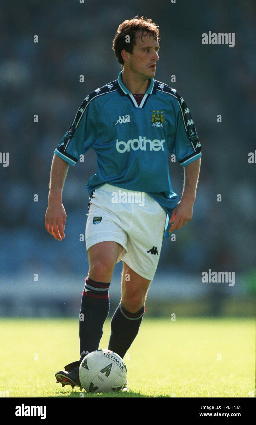 NICKY SUMMERBEE MANCHESTER CITY FC 06 October 1997 Stock Photo - Alamy