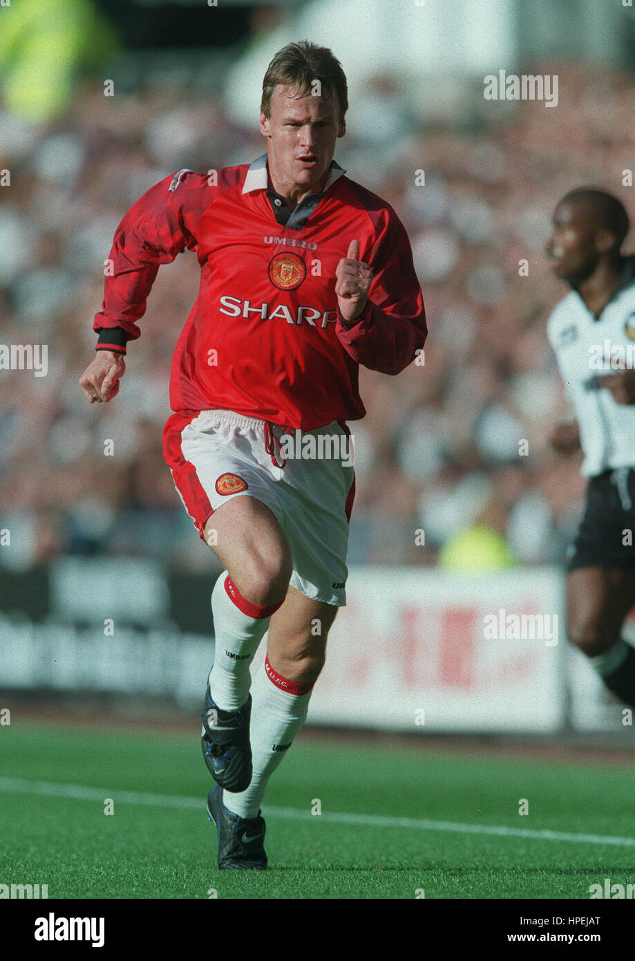 TEDDY SHERINGHAM MANCHESTER UNITED FC 20 October 1997 Stock Photo - Alamy