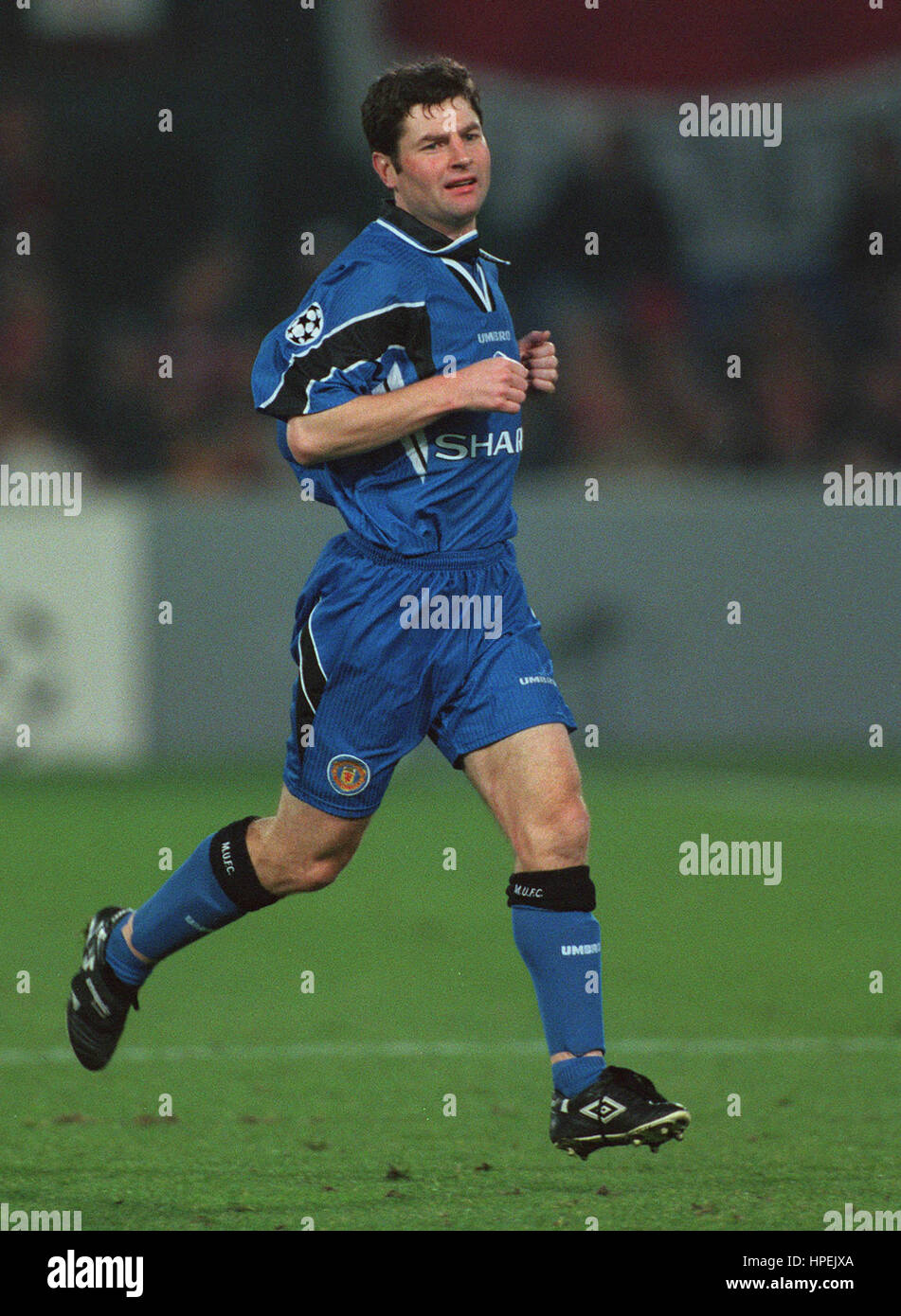 DENIS IRWIN MANCHESTER UNITED FC 11 November 1997 Stock Photo - Alamy