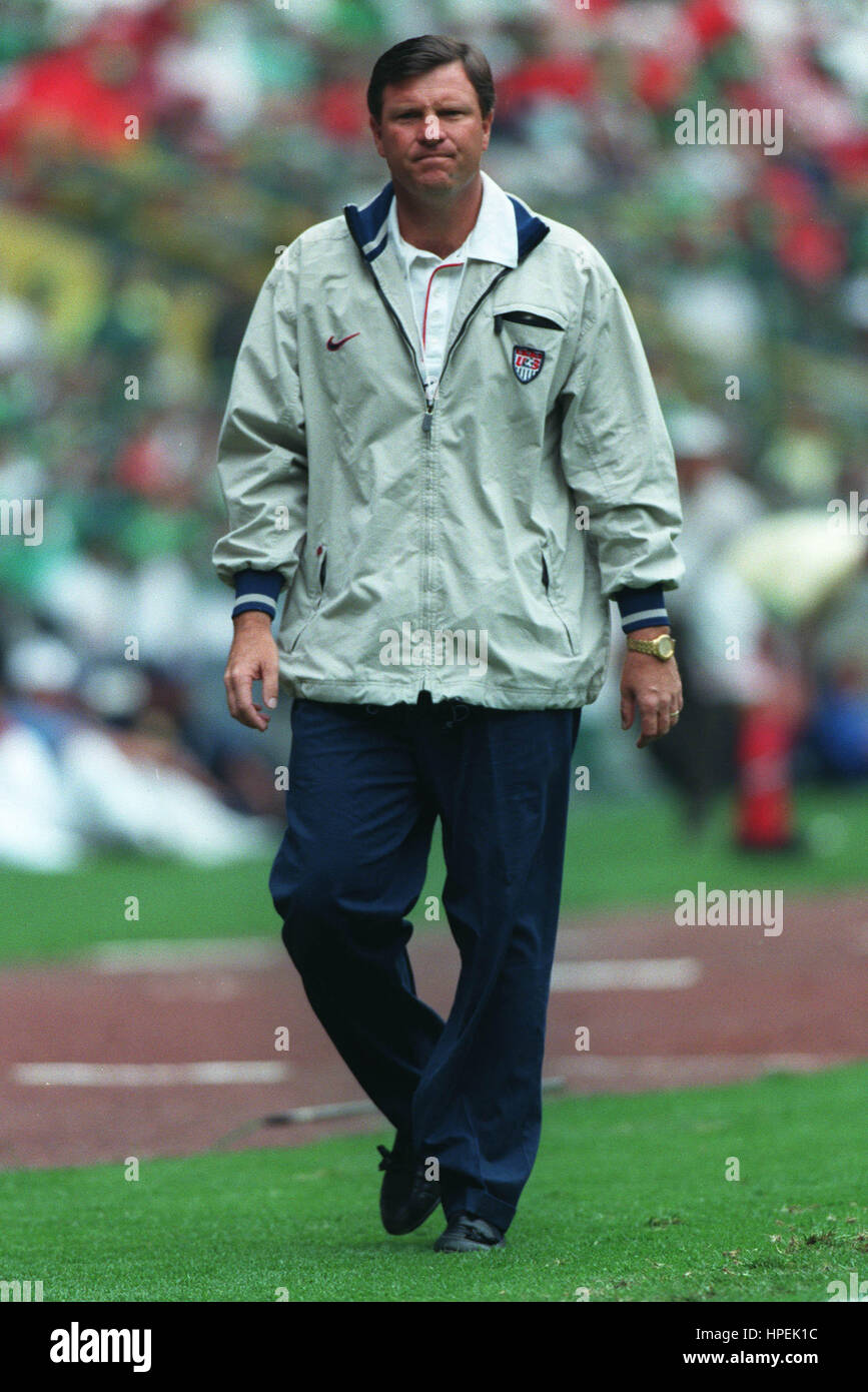 STEVE SAMPSON USA HEAD FOOTBALL COACH 13 November 1997 Stock Photo - Alamy