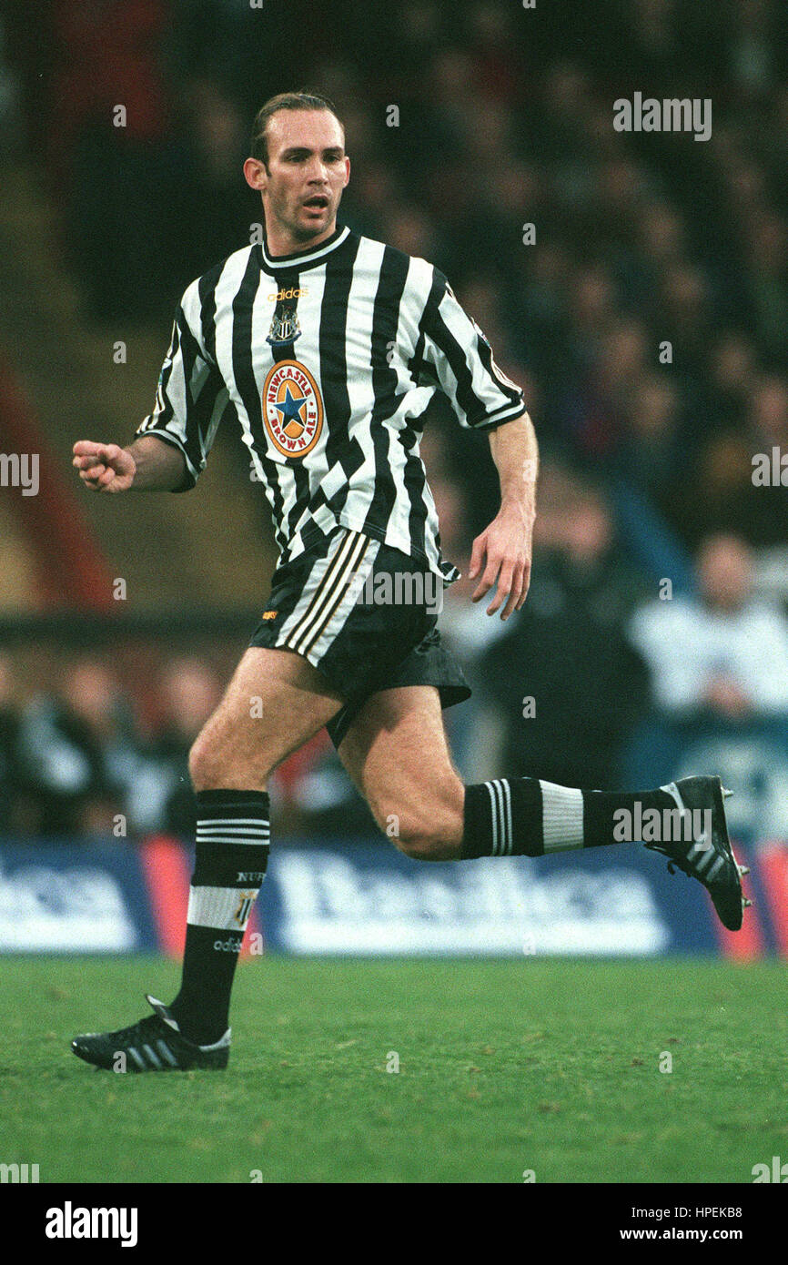 DARREN PEACOCK NEWCASTLE UNITED FC 01 December 1997 Stock Photo - Alamy