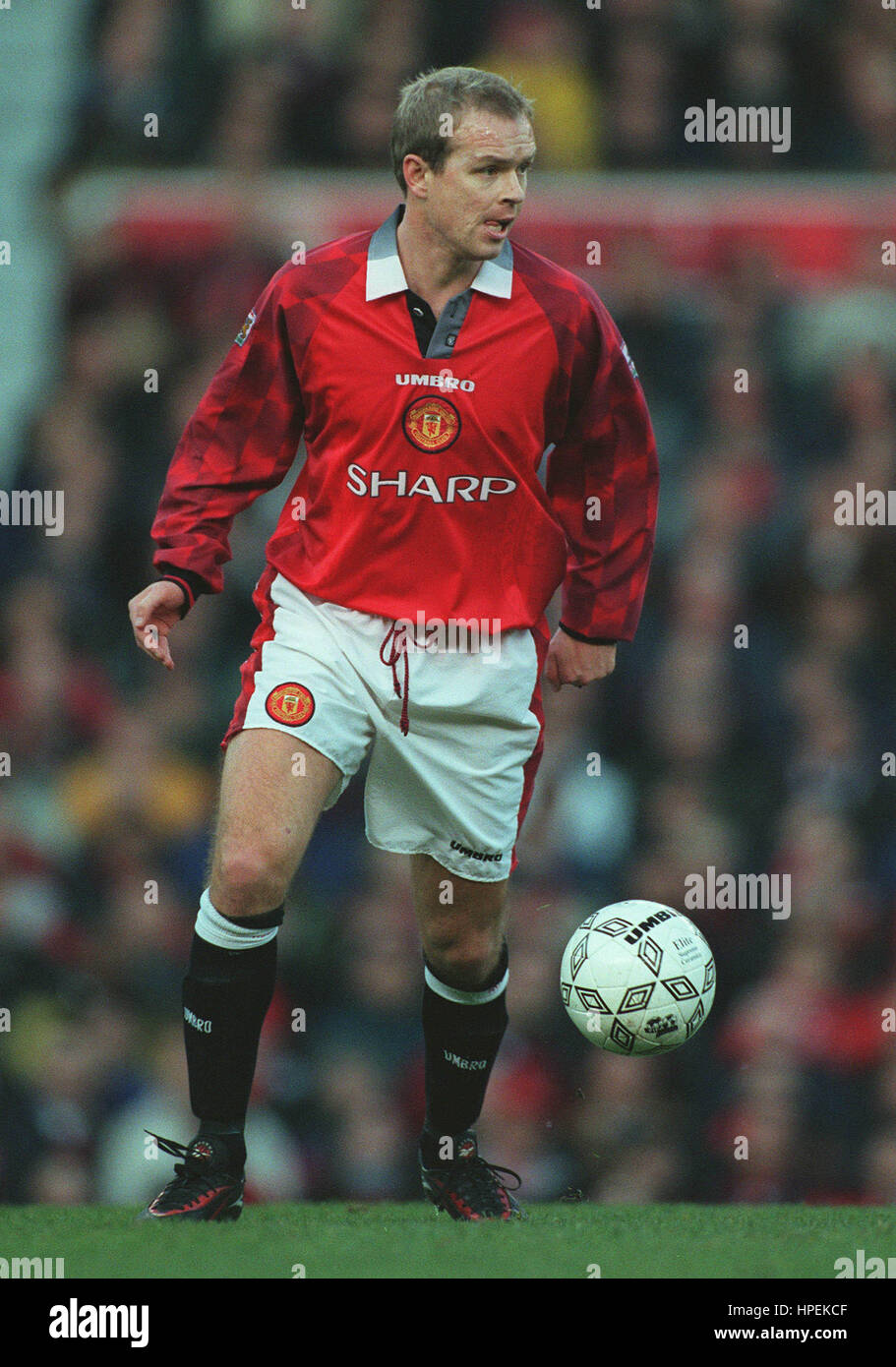 HENNING BERG MANCHESTER UNITED FC 01 December 1997 Stock Photo - Alamy