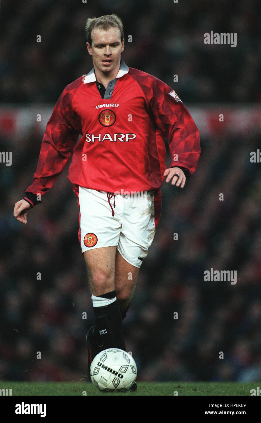 HENNING BERG MANCHESTER UNITED FC 01 December 1997 Stock Photo - Alamy