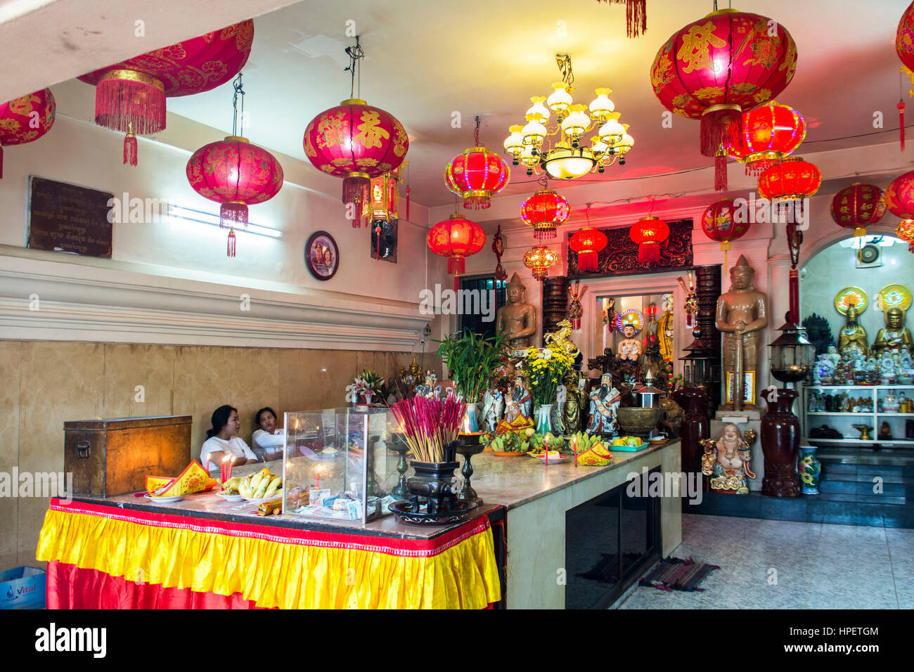 Cambodia, Temple 'Wat Phnom' in Phnom Penh, altar Stock Photo - Alamy