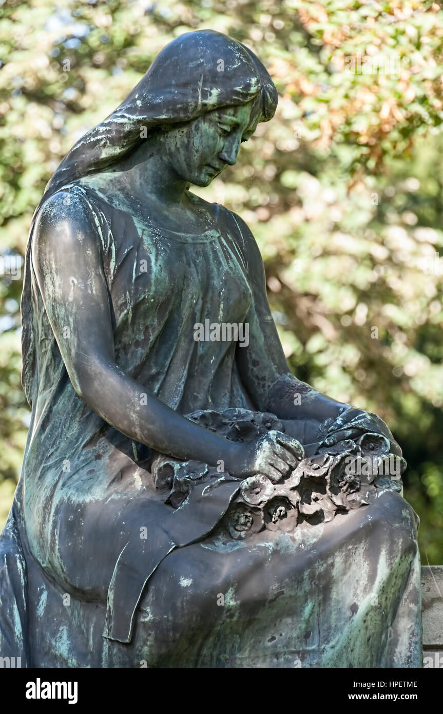 Bronze female figure hi-res stock photography and images - Alamy
