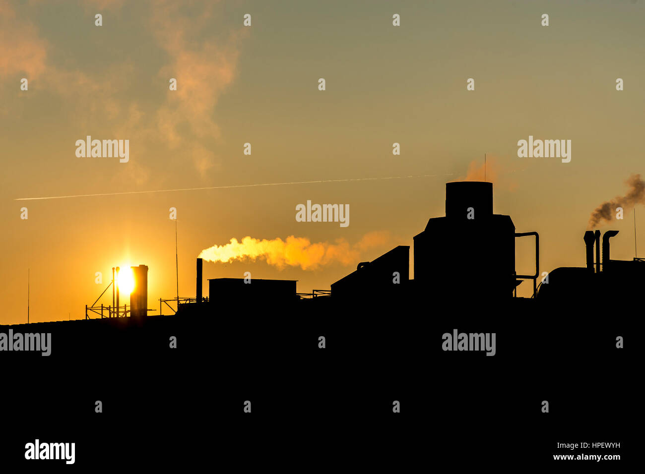 Yellow smoke factory silhouette hi-res stock photography and images - Alamy