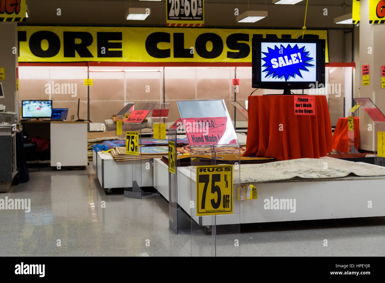 Customers search for bargains at the soon to be closing Sears store in ...