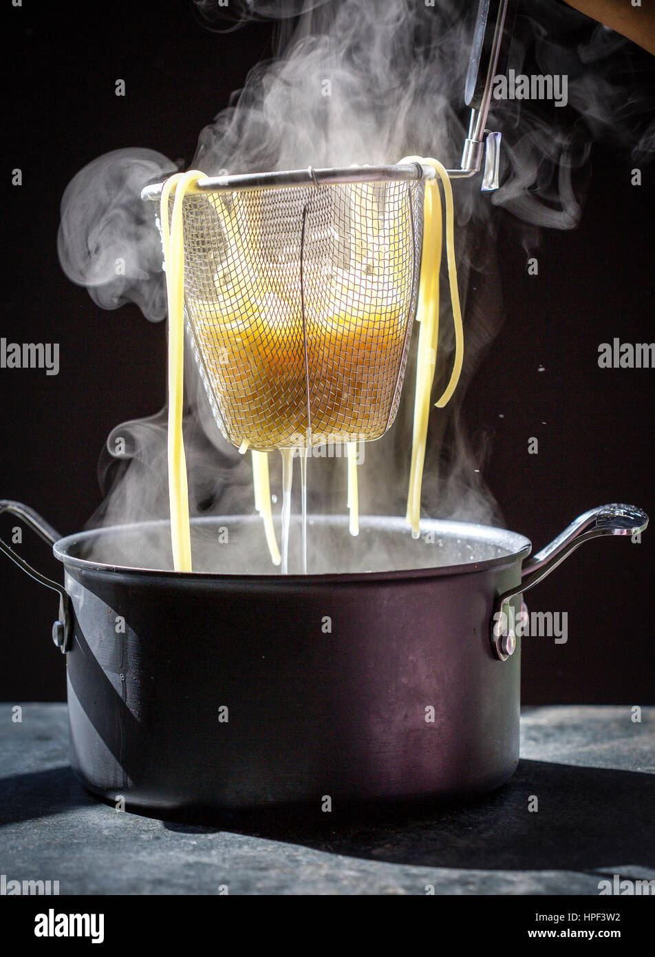 Draining noodles hi-res stock photography and images - Alamy