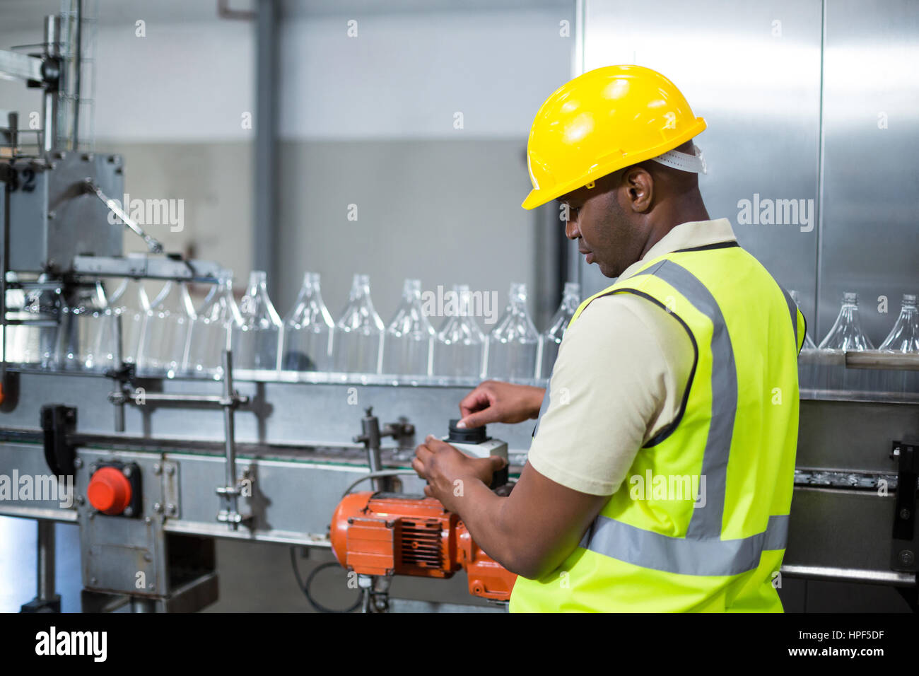 Worker operating machine hi-res stock photography and images - Alamy