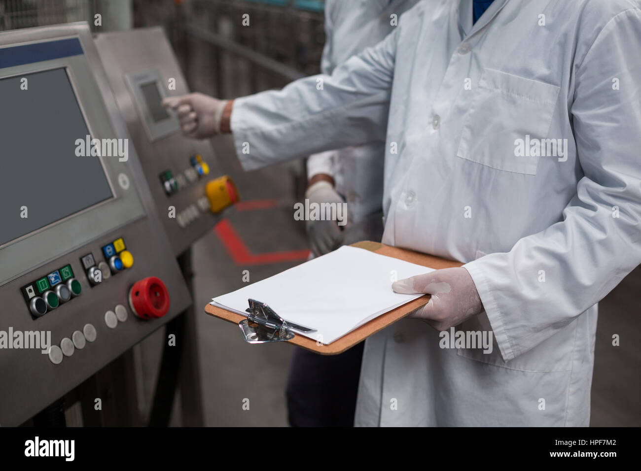 Man clipboard operating machine hi-res stock photography and images - Alamy