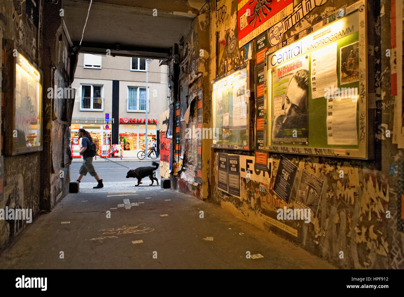 Berlin graffiti alley hi-res stock photography and images - Alamy