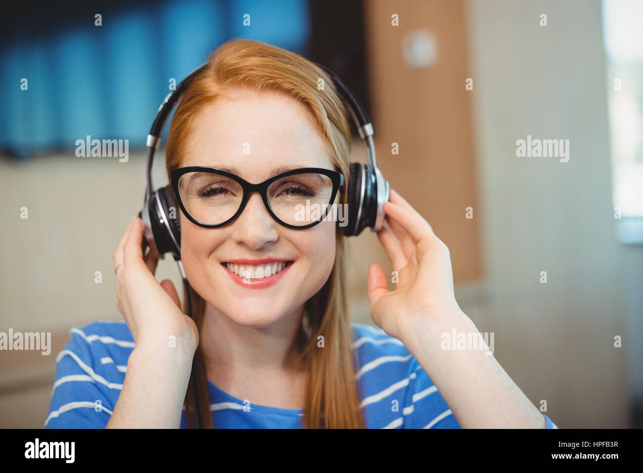 Female employee listening hi-res stock photography and images - Alamy